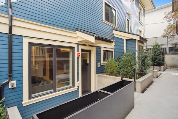 Designer 2br In Downtown Steps From Sunset Beach - North Vancouver