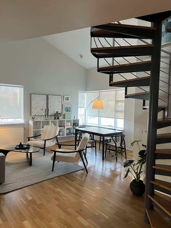 Bright & Stylish 4-bedroom Apartment With Views! - Reikiavik