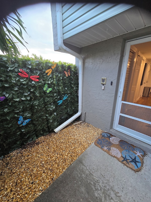 2-bedroom In Melbourne Beach With Walking Access To Beach. Perfect Location - Melbourne, FL