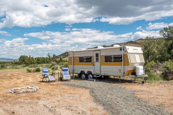 Sun, Wind, Creek Vintage Camper - Montana