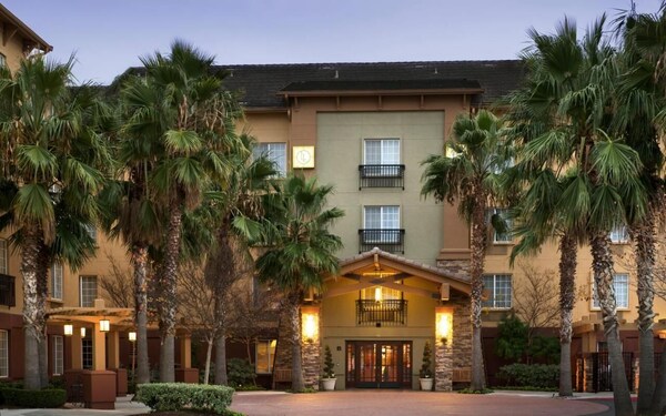 Relaxing Room In Bay Area | Hotel With Outdoor Patio & Free Parking - Pleasanton, CA
