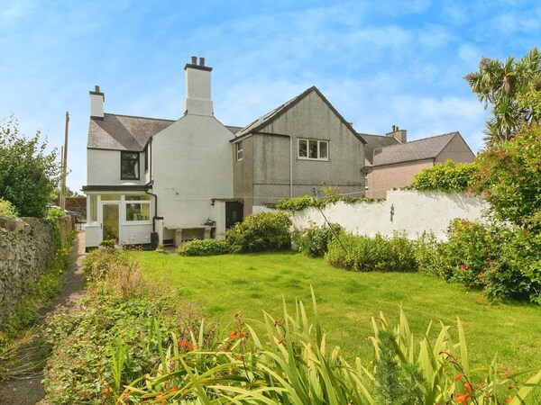 Llys Owain, Comfortable Cottage | Pass The Keys - Anglesey