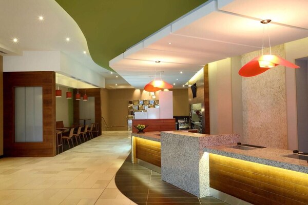 2 Spacious Units, Ready For Family Stay, Outdoor Swimming Pool, Free Parking - Panama City