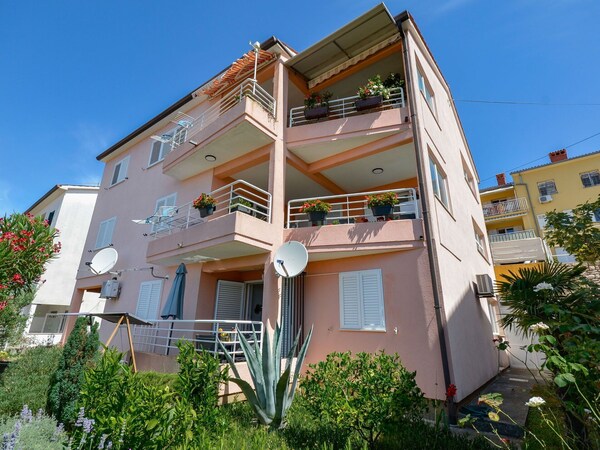 Agréable Appartement Pour 5 Personnes Avec Climatisation, Wifi, Tv, Balcon Et Parking - Rabac