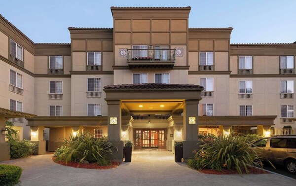 Central Location: 1br Suite W\/ Full Kitchen & Balcony - Complimentary Amenities - Cupertino, CA
