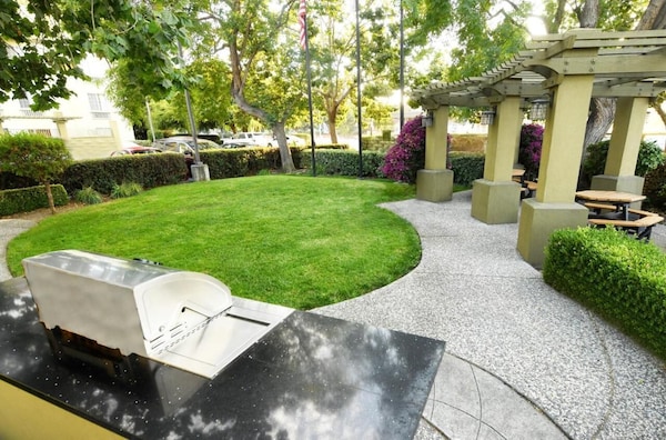 Enjoy Outdoor Firepit And Library At Cozy & Spacious Suite In Sunnyvale - Mountain View, CA