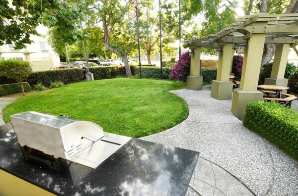 Cozy Studio Suite W\/ Kitchen + Plush Bedding & Outdoor Fire Pit - Pets Welcome - Santa Clara