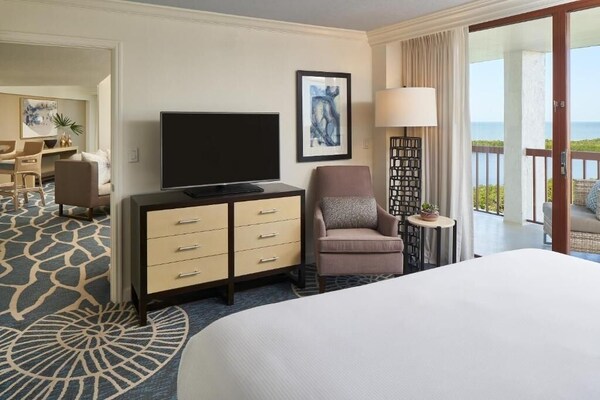 Picturesque Resort W/ Exclusive Beach Shuttle | Spacious 1br W/ Private Balcony - Naples, FL