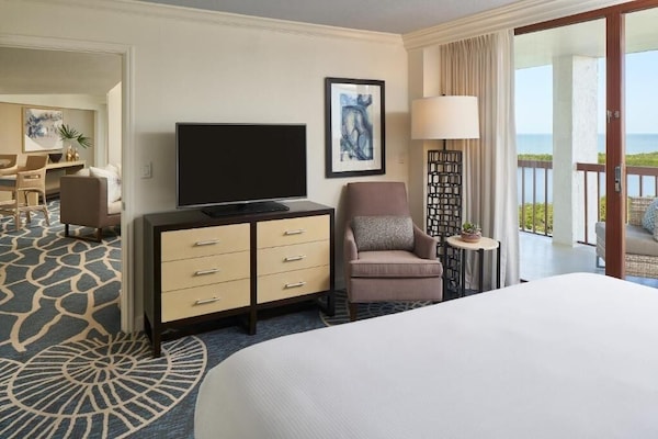 Picturesque Resort W/ Exclusive Beach Shuttle | Spacious 1br W/ Private Balcony - Naples, FL