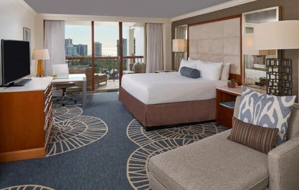 Beach Resort Stay Perfect For Romantic Getaways | Scenic Sunset At Your Room - Naples, FL