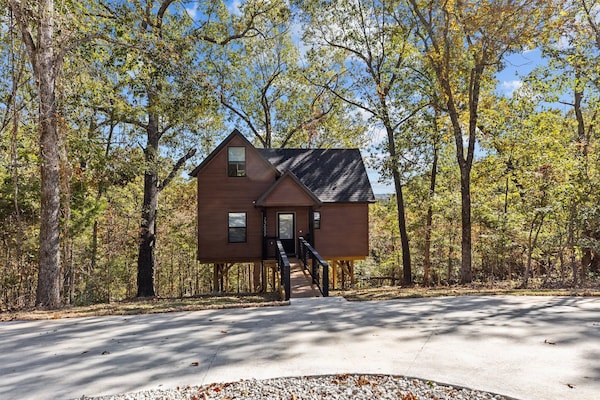 Treehouse, Hot Tub, Wooded Views, Near Lake - Springdale, AR
