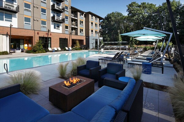 Clean Newcastle 2br W/ Gym, Pool, Pet Area & W/d, By Blueground - Bellevue, WA