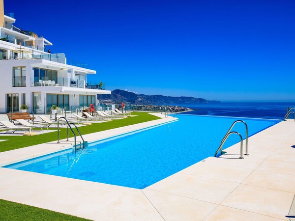 Hermoso Apartamento Para 4 Personas Con Jacuzzi, A/c, Wifi, Piscina, Tv, Patio Y Aparcamiento - Torrox