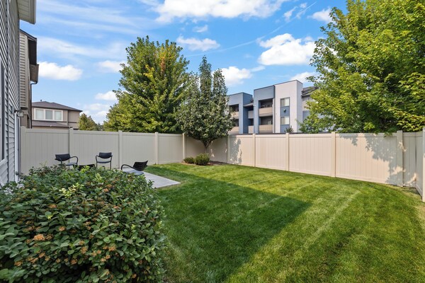 Spacious And Peaceful 4br/2.5 House With Modern Comforts And Private Yard - Boise