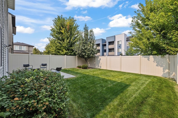 Spacious And Peaceful 4br/2.5 House With Modern Comforts And Private Yard - Boise, ID