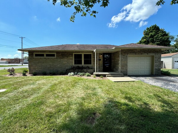 Campus Den On Poplar St. - Upland, IN