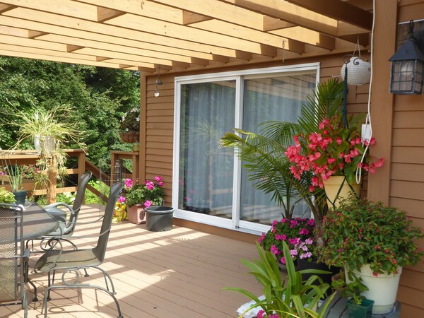 A Charming, Pet Friendly, 2-bedroom Home With All Amenities.\n4 Day Minimum - Maine