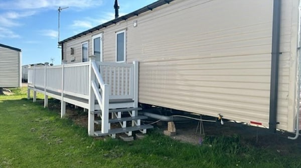 Caravan With Large Decking At Coopers Beach Holiday Park Ref 49012sv - West Mersea