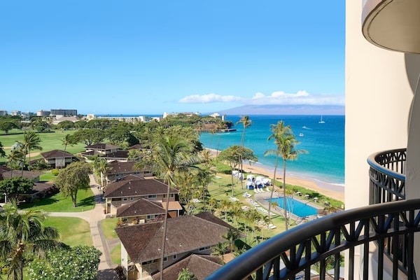 Hawaiian Dream Vacation! Beachfront Setting, Outdoor Pool, Parking - Lahaina, HI