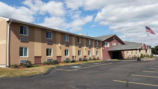 Family Retreat! 3 Relaxing Units, Free Parking, Quick Drive To Gillette Stadium! - Foxborough, MA