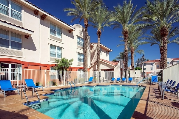 Spacious Good-value Accommodation! 2 Convenient Units, Outdoor Pool - Fountain Hills, AZ