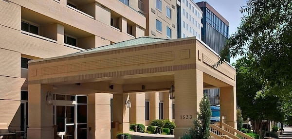 Phillips Collection Tour ! Two 2br Suites, Picnic Area, Pets Allowed - Arlington, VA