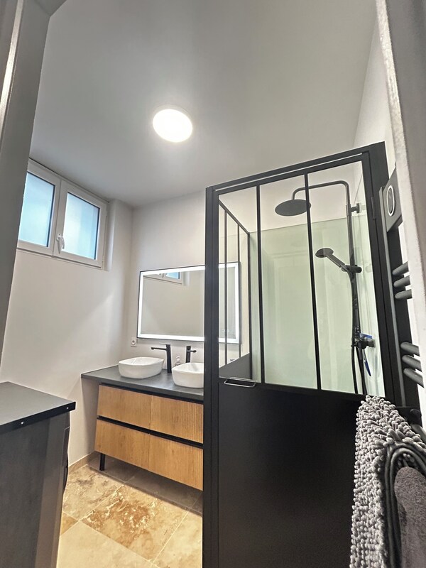 Le Paisiblement Votre, 3 Bedrooms - モンタルバン