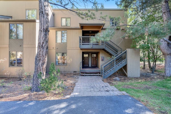 Ski House 147 - Location And Privacy In Lower-level Condo With Mbvr Amenities! - Bend, OR