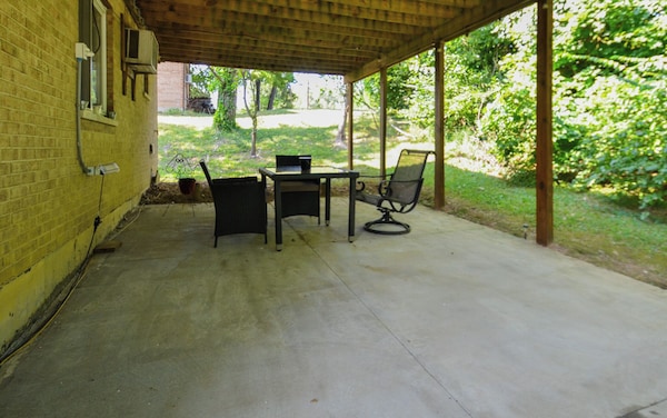 Charming First Floor 2-bedroom Apartment. All Private With Patio. - Kentucky