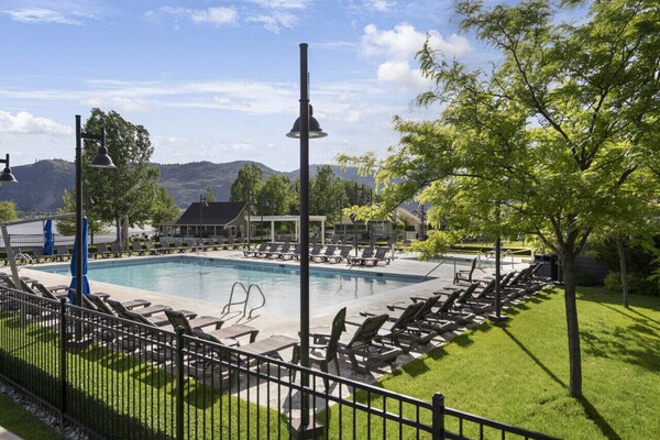 Firerock Couples Cottage - Charming W/huge Beach! - Osoyoos
