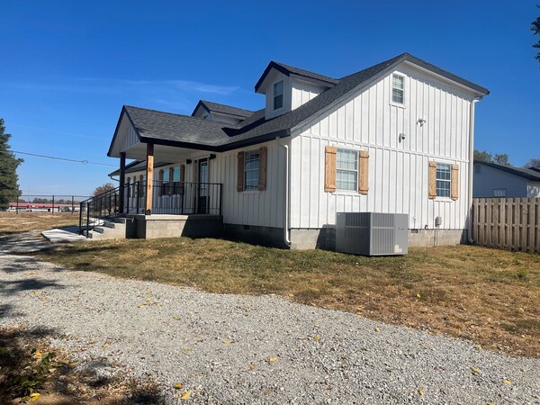 Charming 3-bedroom With Hot Tub. Minutes From Every Convenience. - Grove, OK