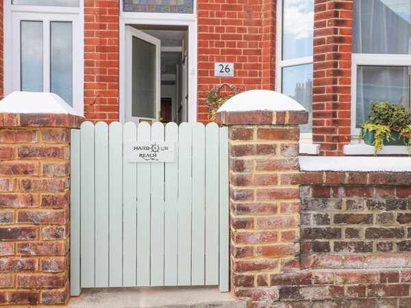 Harbour Reach, Pet Friendly, With A Garden In Littlehampton - Arundel