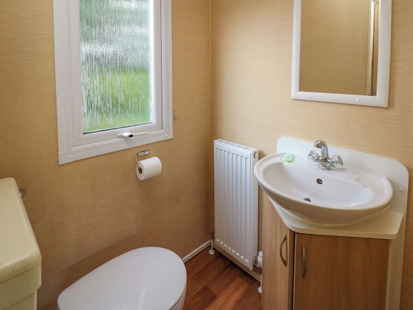 Caravan 2 At Blackmoor Farm, Pet Friendly, With A Garden In Tenby - Tenby