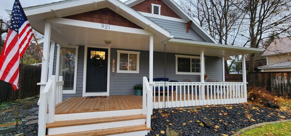 Paige's Peaceful Place\ncharming Downtown Bungalow Walk To Shops, Dinning & More! - Triple Play Family Fun Park, Hayden Lake