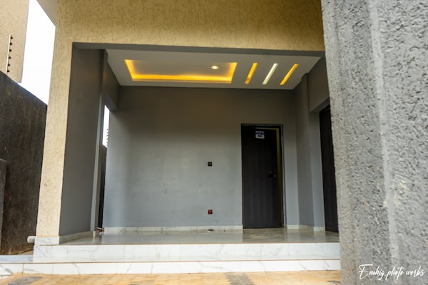 Charming 3-bedroom House With Ac, Wifi And Security Agent In Sanguera Togo - Lomé