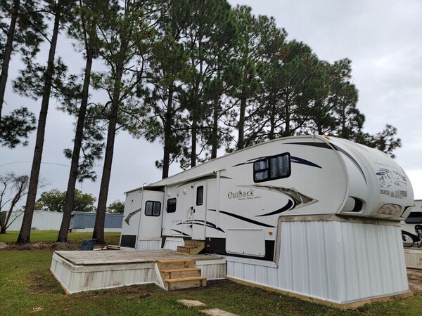 Luxury Rv Only 3 Miles To The Beach, 20 Miles To Lejeune And Cherry Point - Emerald Isle, NC