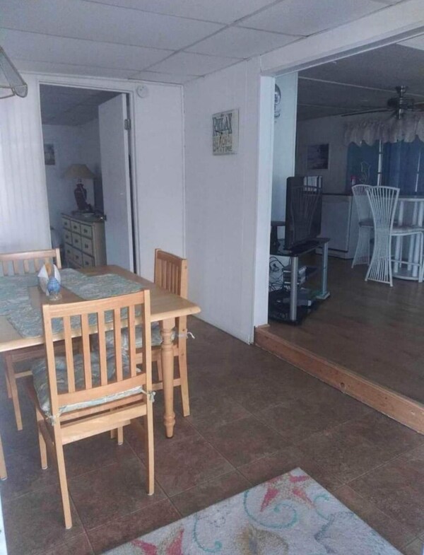 Cozy 2-bedroom Mobile Home In N Fort Myers W/ Ac. Located In 55 And Older Park. - Fort Myers, FL