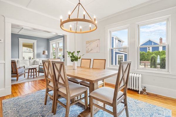 Luxe Historic Bungalow In Heart Of Downtown Mystic - Mystic, CT