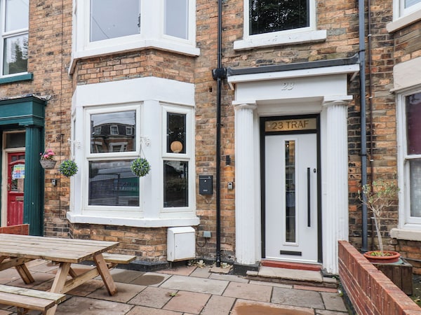 23 Trafalgar Square, Pet Friendly, With Hot Tub In Scarborough - Scarborough