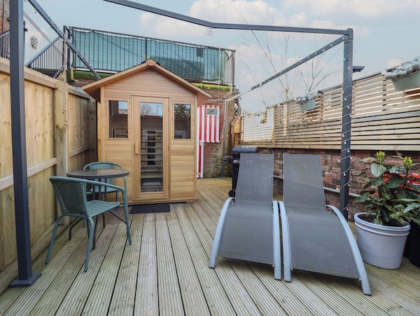 Circus Circus, Pet Friendly, Character Holiday Cottage In Holywell - Thurstaston Beach