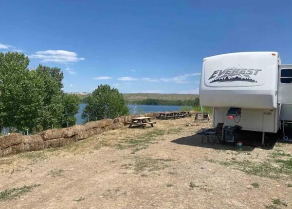 Hammocks & Kayaks With1 Bed Trailer, Tiki Torches, & Tent Space For Extra Guest - アイダホ州