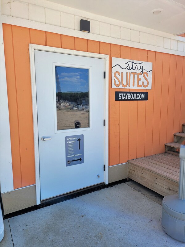 2 Bedrooms With Queen Beds. - Emerson Bay State Recreation Area, Milford
