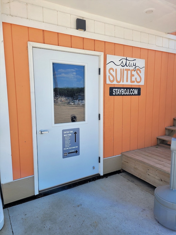2 Bedrooms With Queen Beds. - Emerson Bay State Recreation Area, Milford