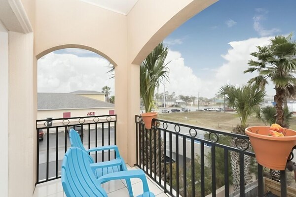 Minutes From Beach With Pool & King Bed 3 Bed 3 Bath Amazing Views - South Padre Island