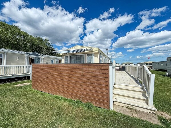 Fantastic 4 Berth Caravan In Skegness With Private Hot Tub Ref 96023h - 링컨셔