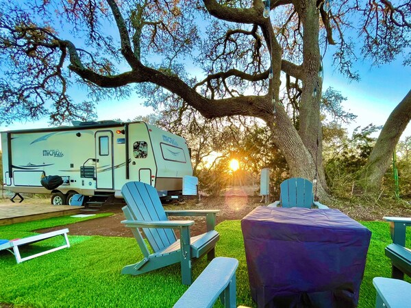 Ramblin' Rose: A Sweet Glamper For 2 Under The Stars In Dripping Springs - Texas