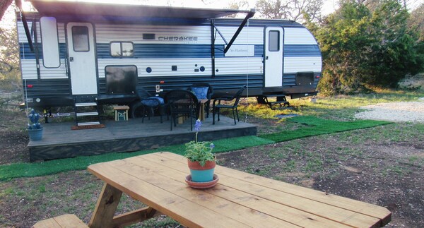The Bluebonnet Family Glamper With Firetable Under The Stars In Dripping Springs - 텍사스