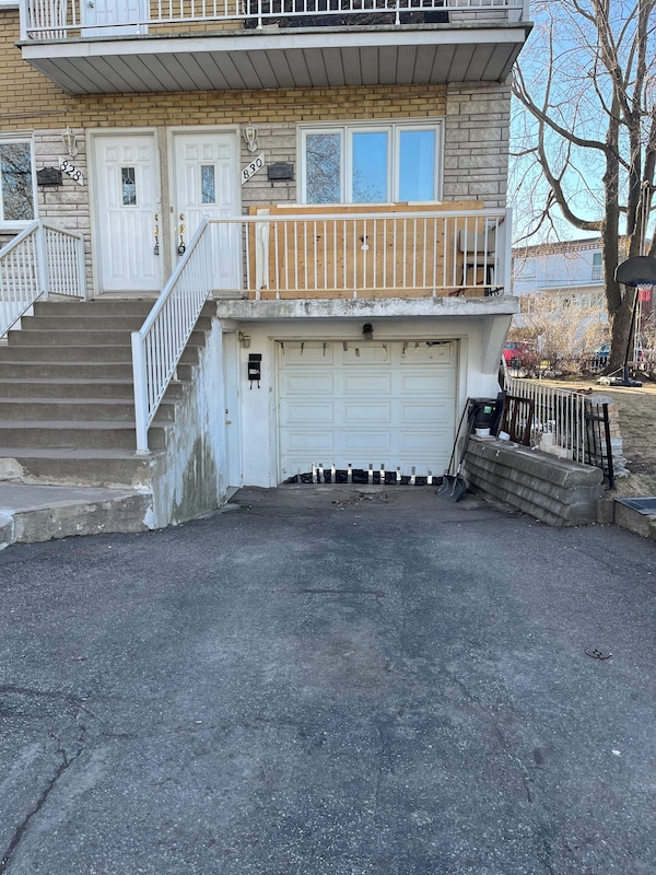Charming 3-bedroom Apartment With Parking In Peaceful Montréal - Montreal