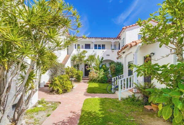 Urban Oasis: Charming 2-bedroom Apartment Historic Charm Meets Modern Comfort - San Diego Airport (SAN)