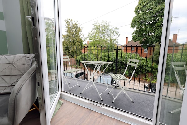 Large 2 Bed Central Apartment With Balcony/parking - Cardiff